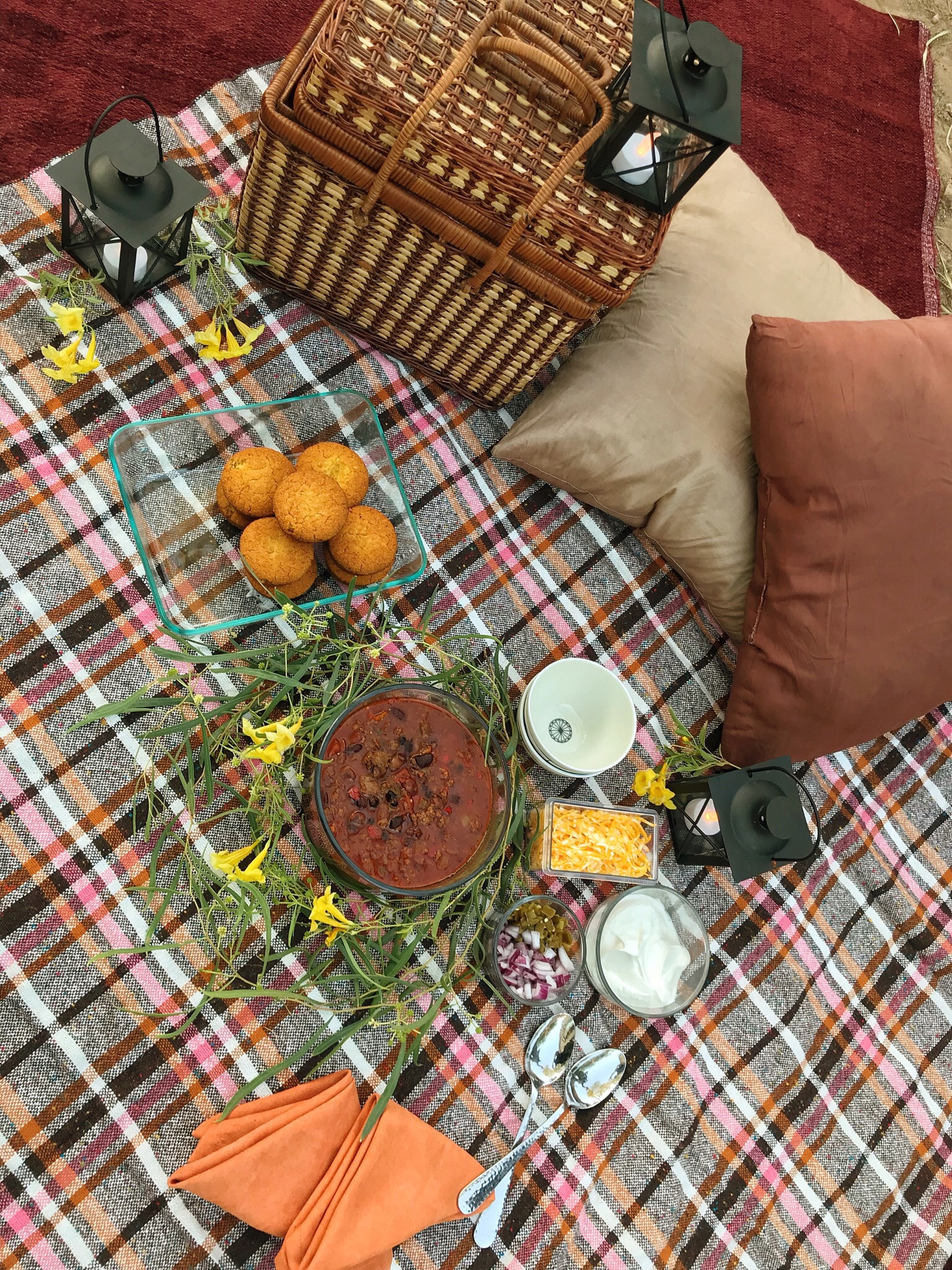 Fall picnic date in your own backyard – Oranges & Emeralds
